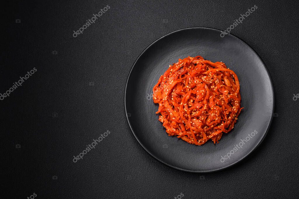 Calamar seco picado en rodajas y condimentado con semillas de sésamo y ...