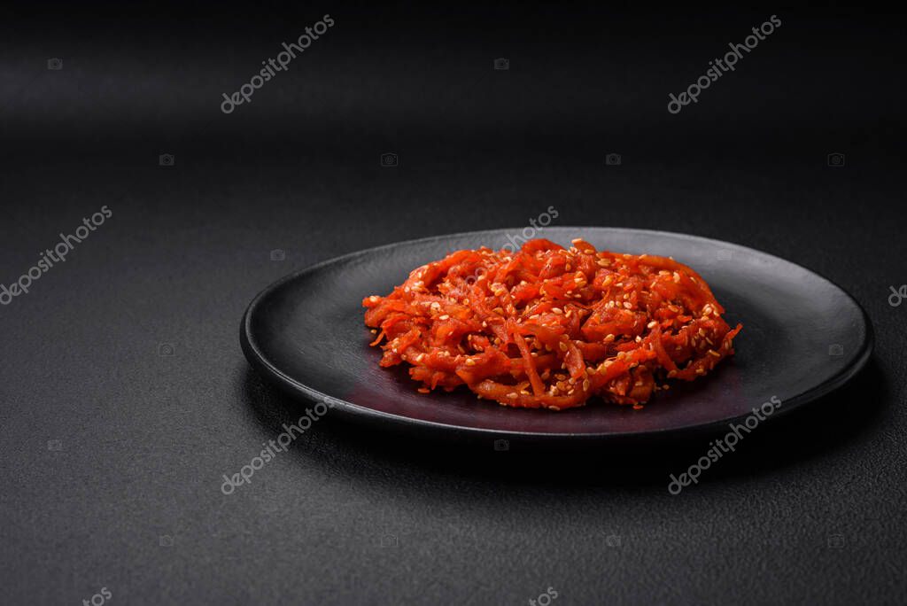 Calamar seco picado en rodajas y condimentado con semillas de sésamo y ...