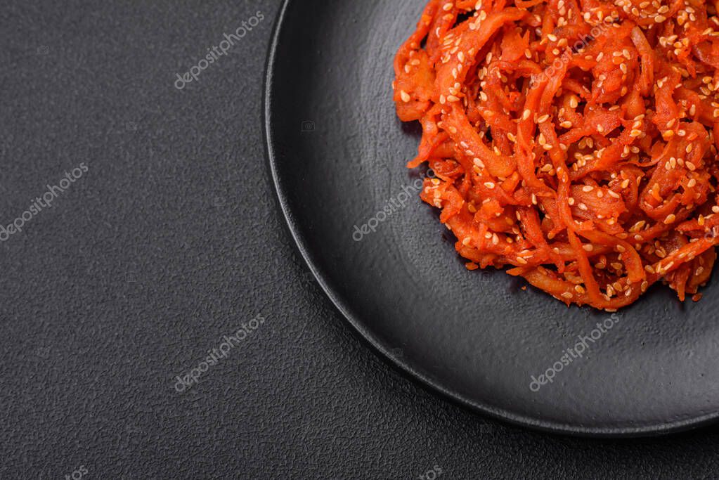 Calamar seco picado en rodajas y condimentado con semillas de sésamo y ...