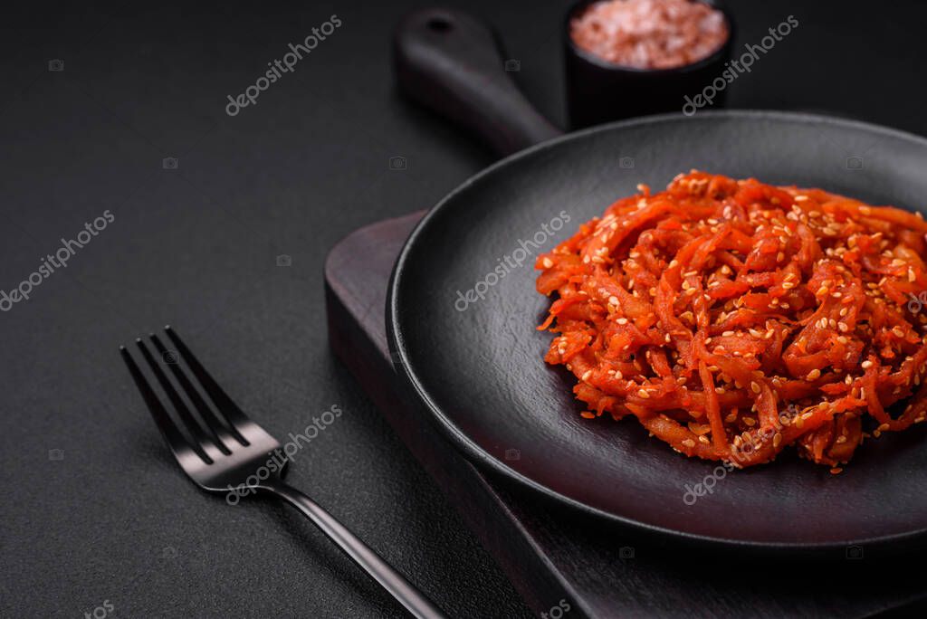 Calamar seco picado en rodajas y condimentado con semillas de sésamo y ...