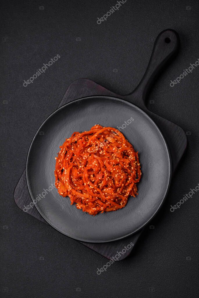 Calamar seco picado en rodajas y condimentado con semillas de sésamo y ...