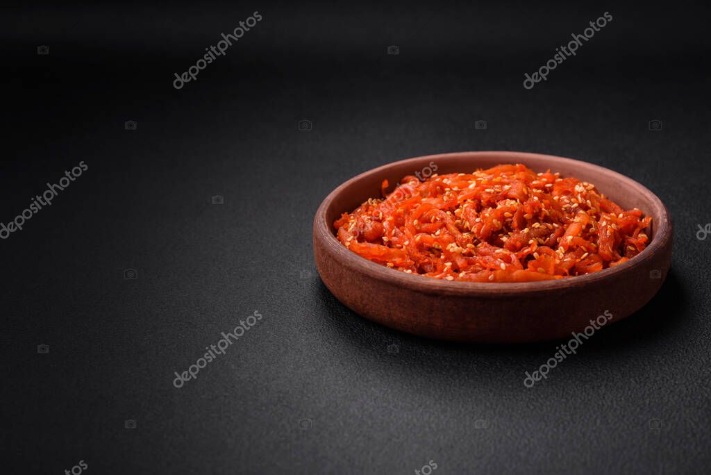 Calamar seco picado en rodajas y condimentado con semillas de sésamo y ...