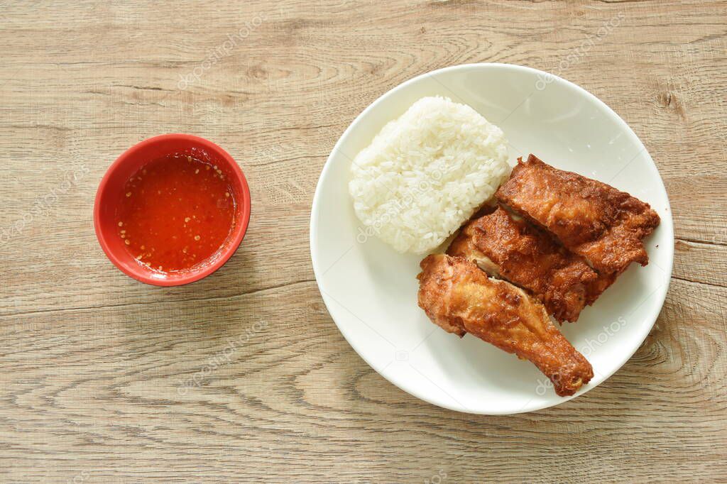picadura crujiente frito pollo salado apretado y muslo comer con arroz ...