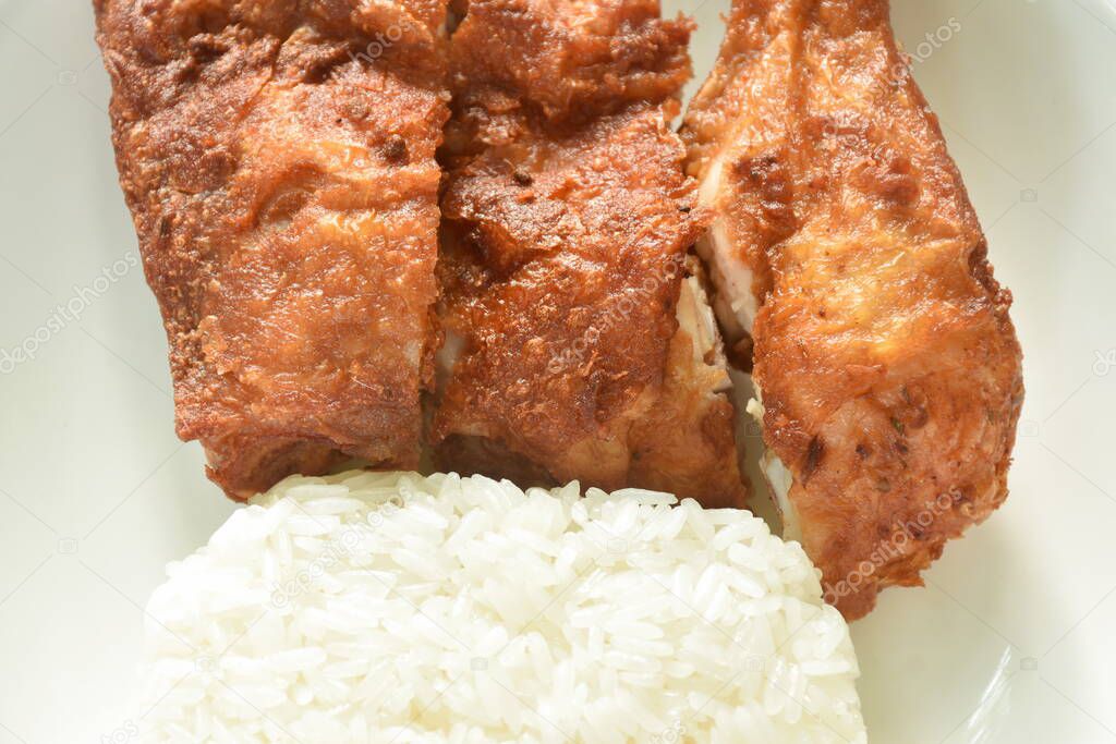 picadura crujiente frito pollo salado apretado y muslo comer con arroz ...