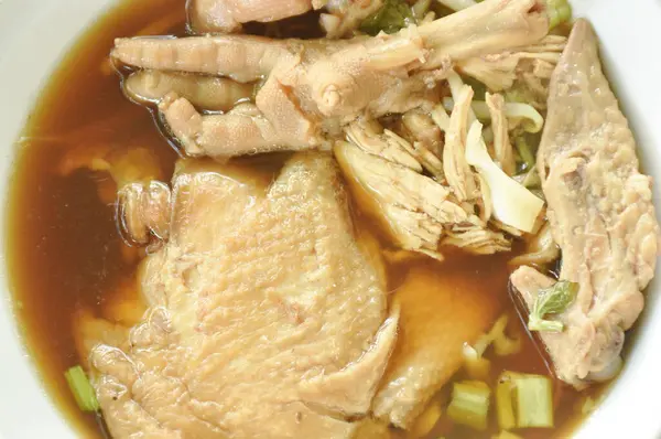 pollo cocido hervido hervido y carne con brote de frijol en sopa marrón ...