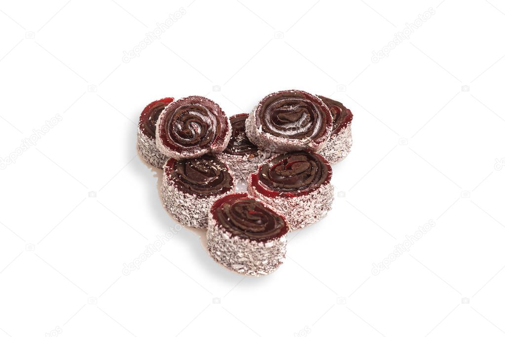 Primer plano de rollos de coco dulce con un relleno cremoso, dispuestos ...