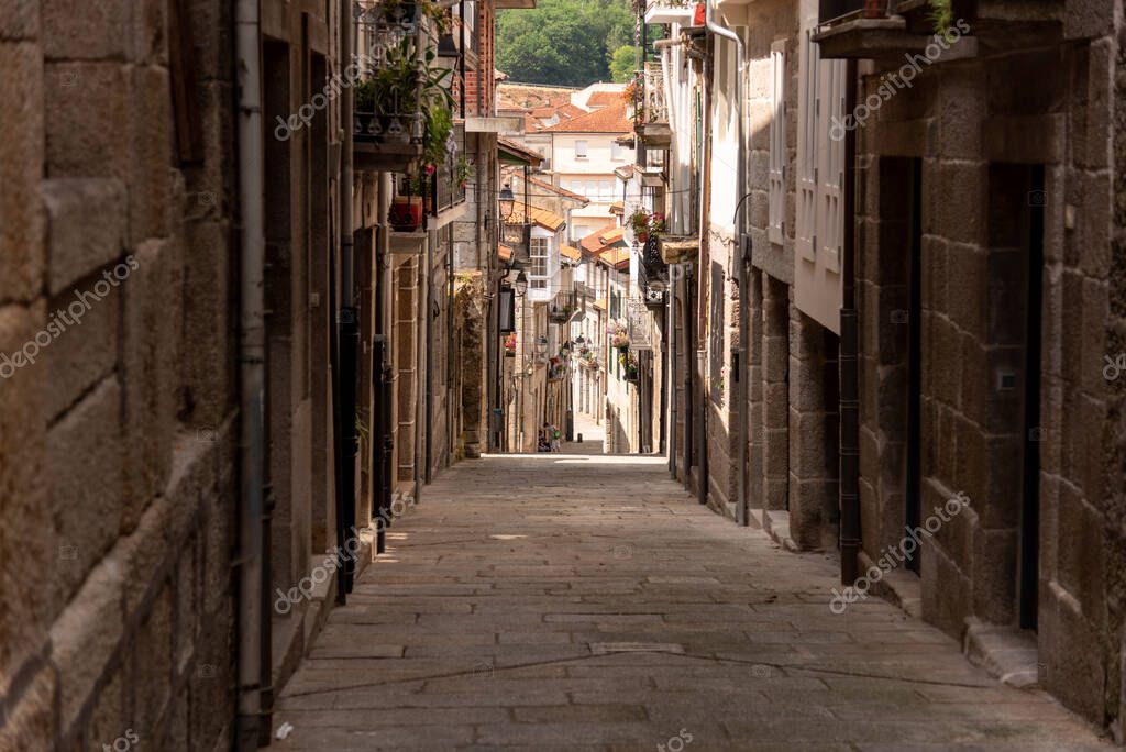 Las estrechas y sinuosas calles antiguas de Galicia, España, bordeadas ...