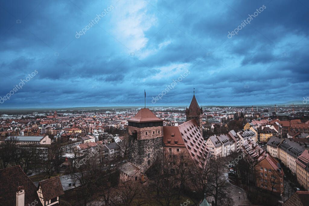 Vista de los tejados de azulejos de la antigua ciudad de Nuremberg ...