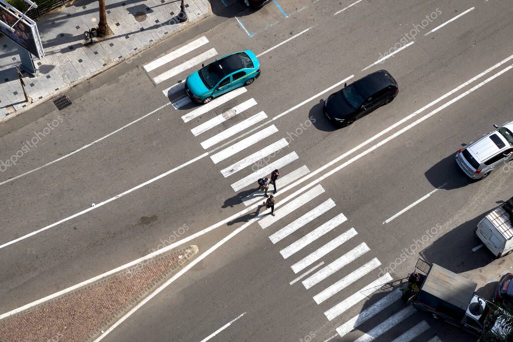 Vista aérea de peatones cruzando las líneas de cebra 2023