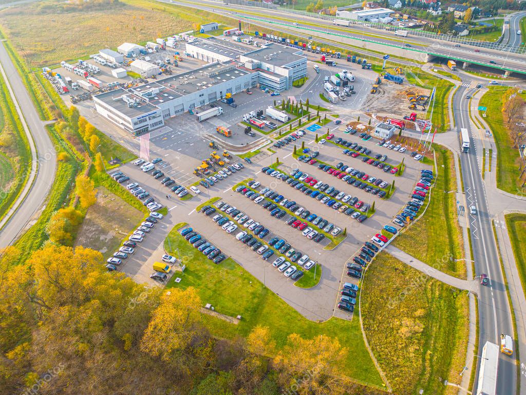 Vista aérea del parque logístico con almacén, centro de carga y muchos ...
