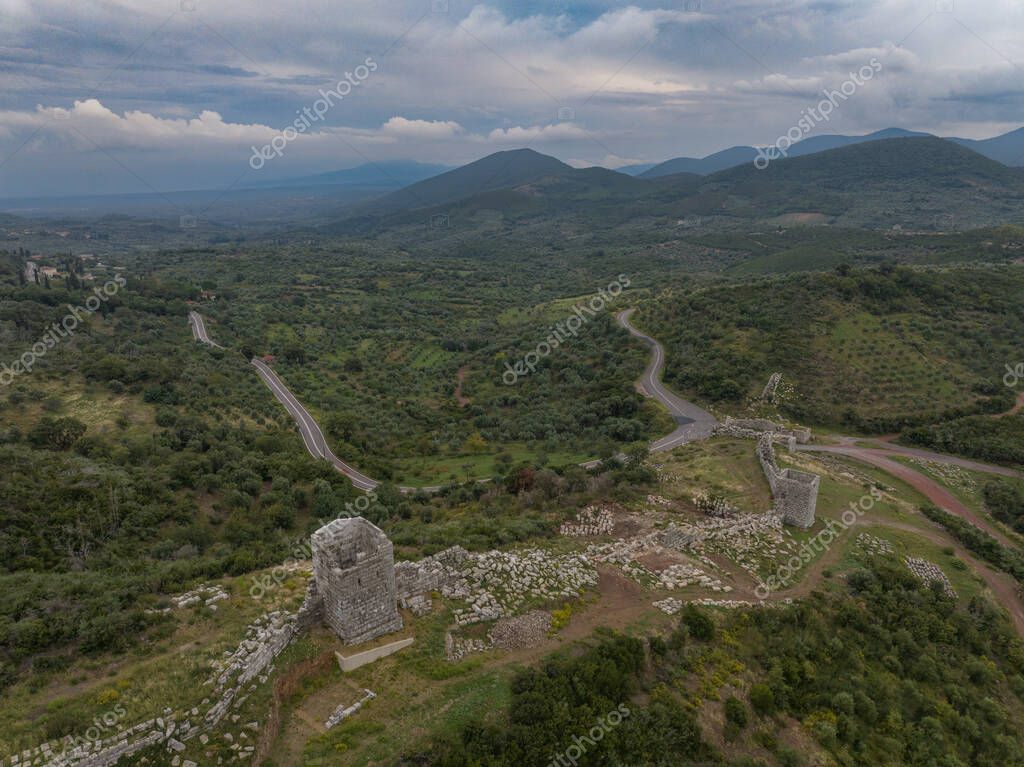 Vista aérea de las antiguas murallas de Messene con piedras gigantes y ...