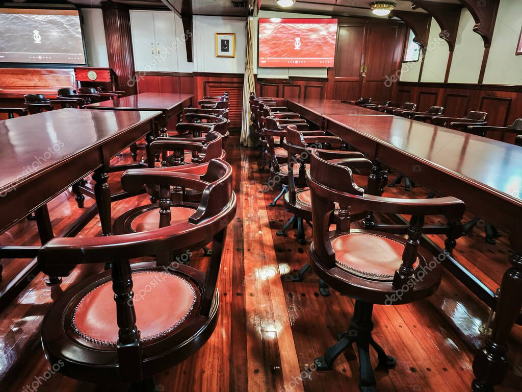 Cádiz, España - 8 de enero de 2025: La Princesa de Asturias aborda el buque escuela Juan ...