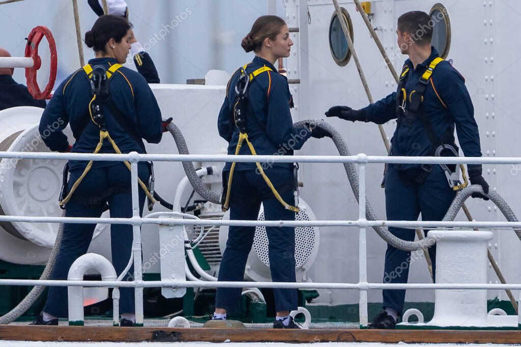 Cádiz, España - 11 de enero de 2025: La Princesa de Asturias aborda el buque escuela Juan ...