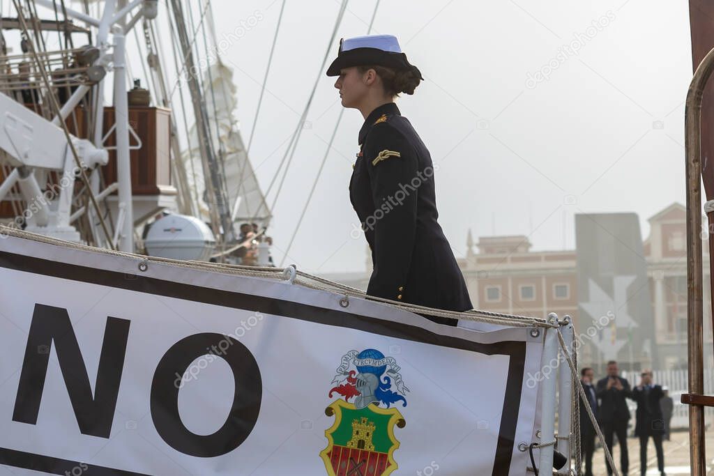 Cádiz, España - 11 de enero de 2025: La Princesa de Asturias aborda el buque escuela Juan ...