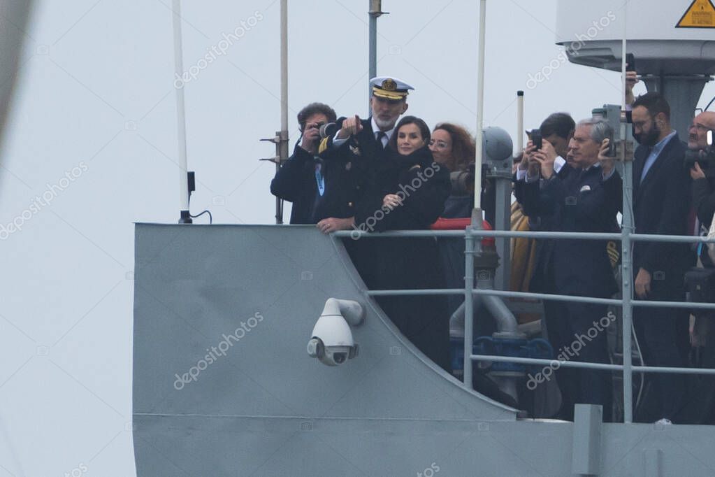 Cádiz, España - 11 de enero de 2025: La Princesa de Asturias aborda el buque escuela Juan ...