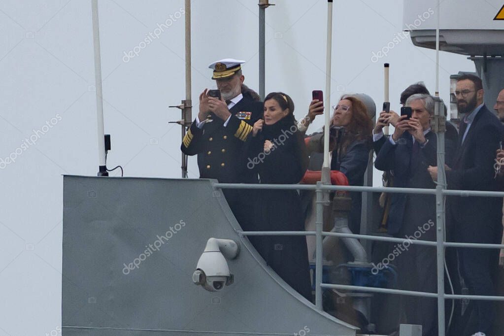 Cádiz, España - 11 de enero de 2025: La Princesa de Asturias aborda el buque escuela Juan ...