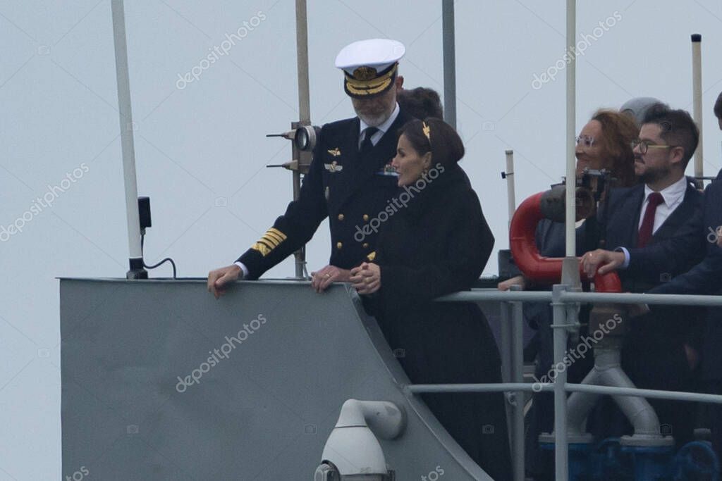 Cádiz, España - 11 de enero de 2025: La Princesa de Asturias aborda el buque escuela Juan ...