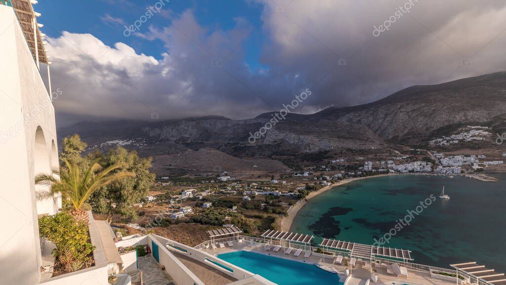 Panorama que muestra el timelapse aéreo de la isla de Amorgos desde ...