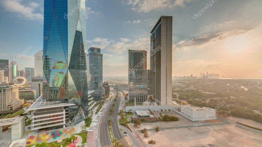 Salida del sol en el distrito financiero internacional de Dubai timelapse transición. Vista ...