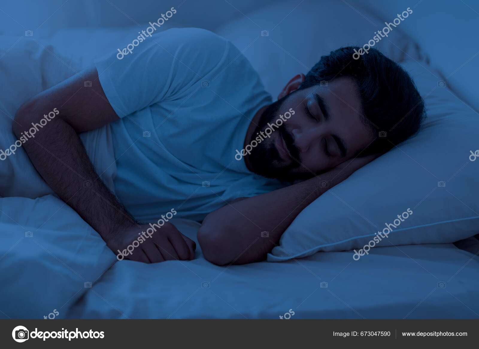 Concepto Sueño Saludable Retrato Joven Indio Acostado Cama Con Los ...