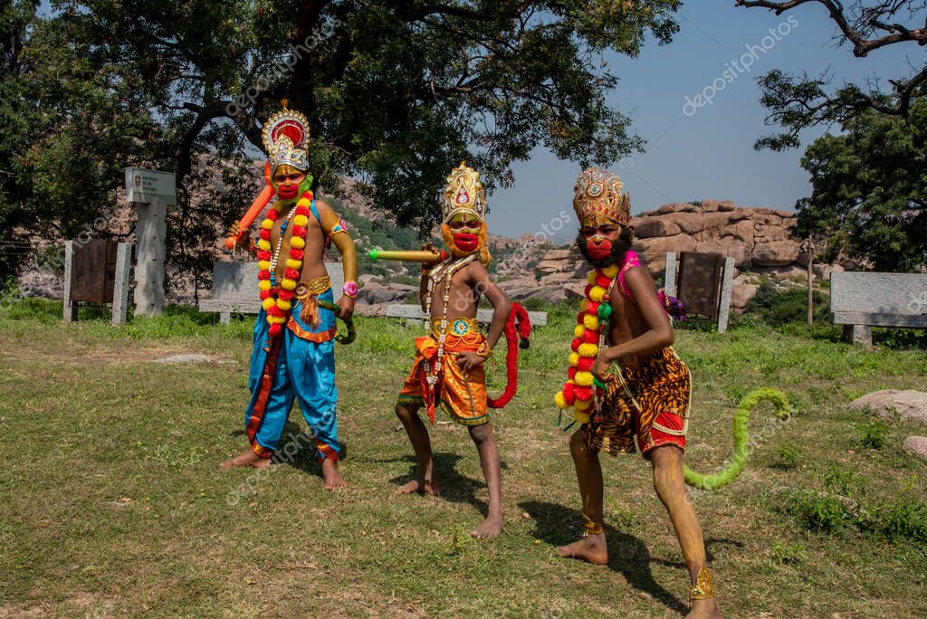 Hampi, Karnataka, India - 31 de octubre de 2022: Niños representando ...