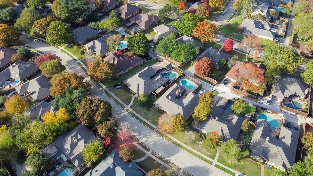 Casa unifamiliar de lujo con piscina y colorido follaje de otoño cerca de Dallas, Texas, Estados ...