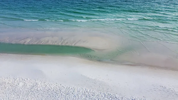 Playa tranquila de arena blanca con aguas turquesas de color verde ...