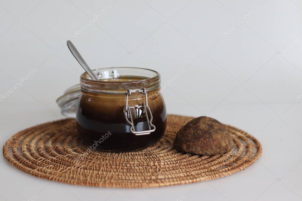 Jarabe de palma hecho en casa. Jaggery de palma líquida hecho por ...