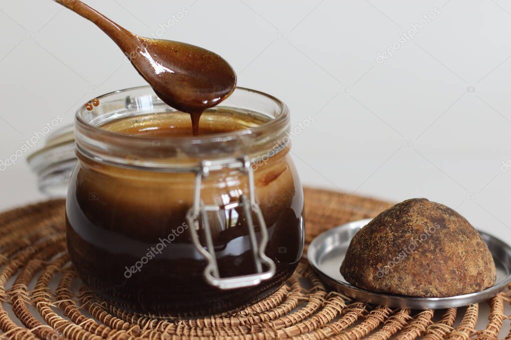 Jarabe de palma hecho en casa. Jaggery de palma líquida hecho por ...
