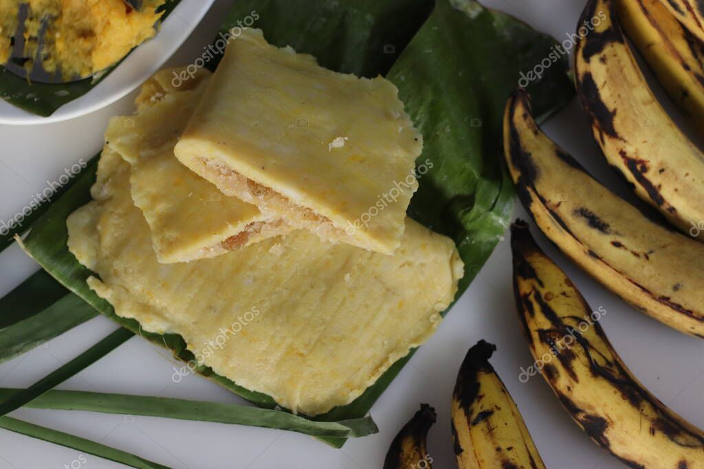 Arroz de plátano elayada. Panqueques de arroz al vapor en hoja de ...