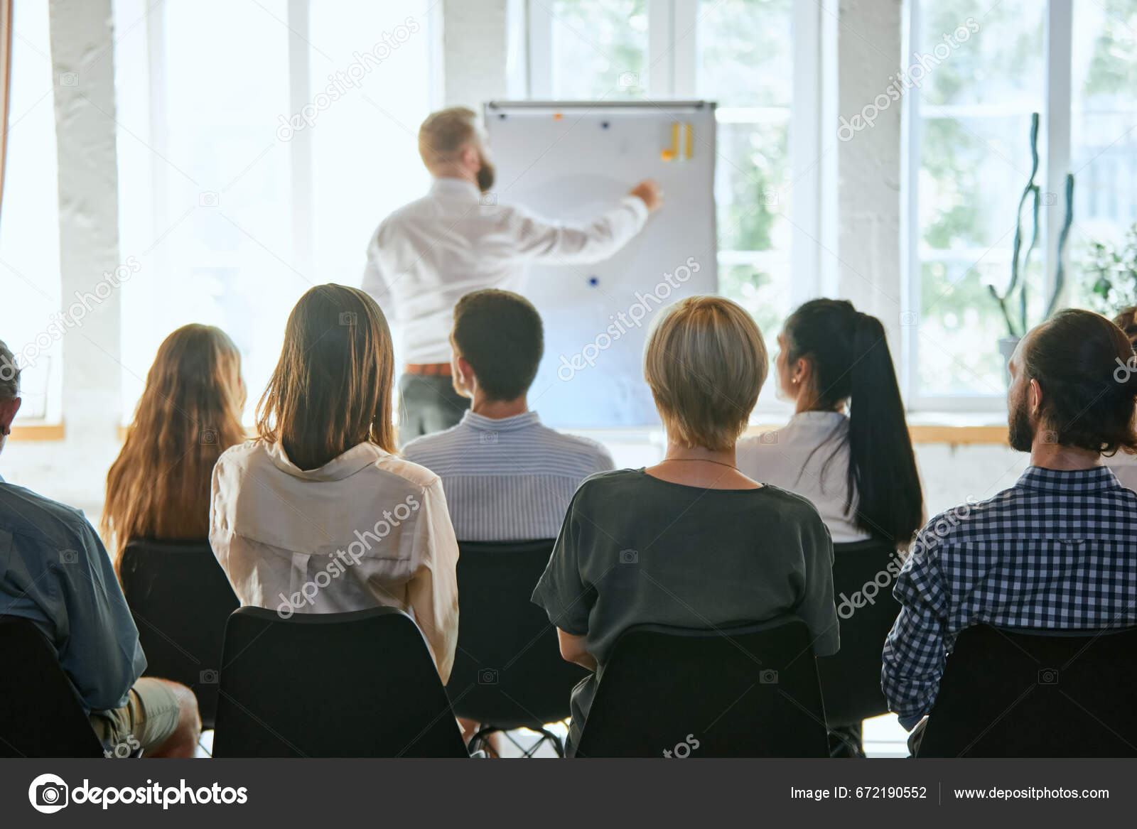 Una Oradora Dando Una Charla Una Reunión Negocios Público Sala — Foto ...