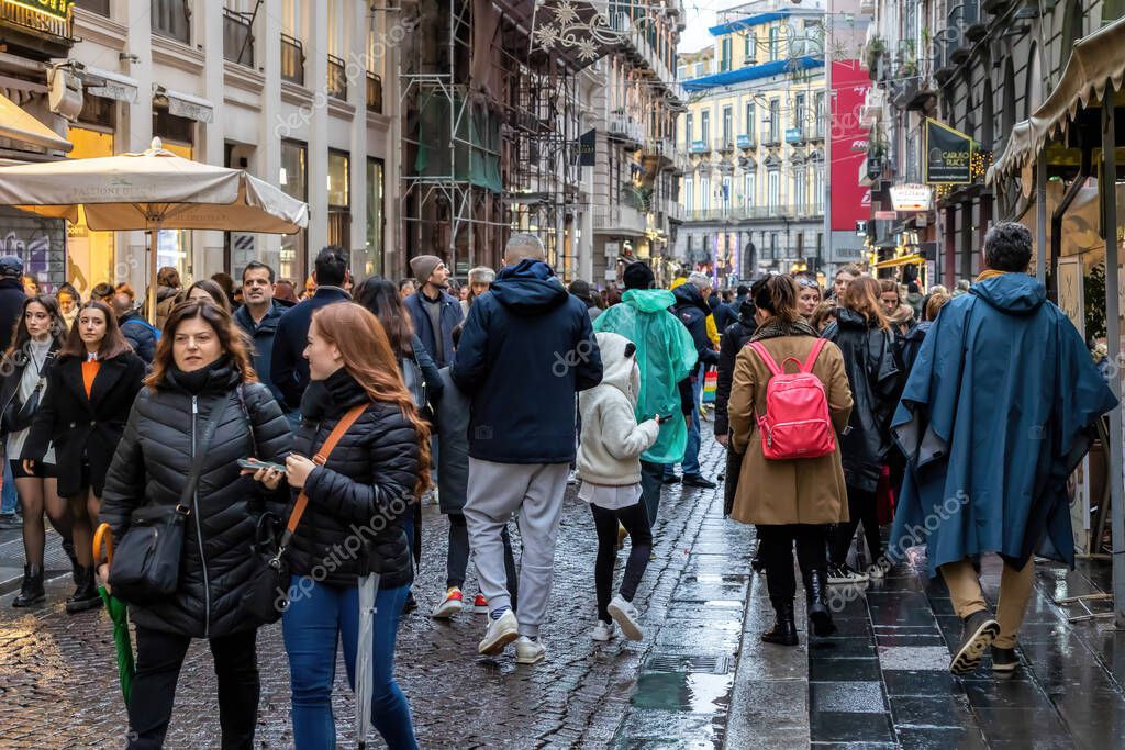 Nápoles, Italia - 10 de diciembre de 2022: Calle abarrotada en el ...