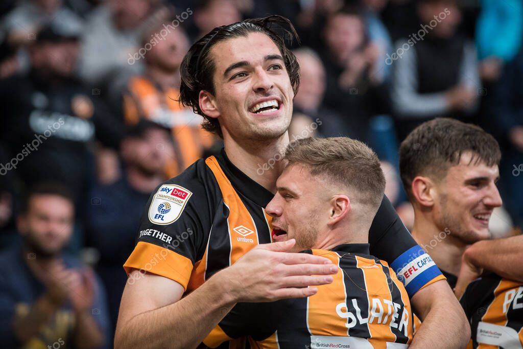 Jacob Greaves # 4 de Hull City celebra su gol con sus compañeros de ...