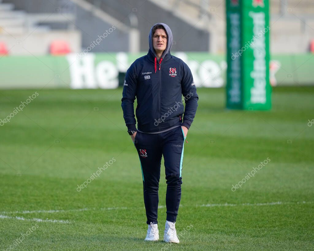 Billy Burns # 10 de Ulster Rugby inspecciona la cancha antes del ...