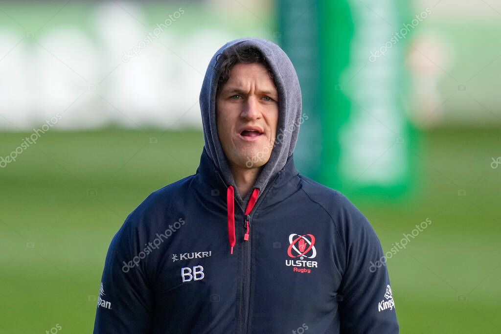 Billy Burns # 10 de Ulster Rugby inspecciona la cancha antes del ...