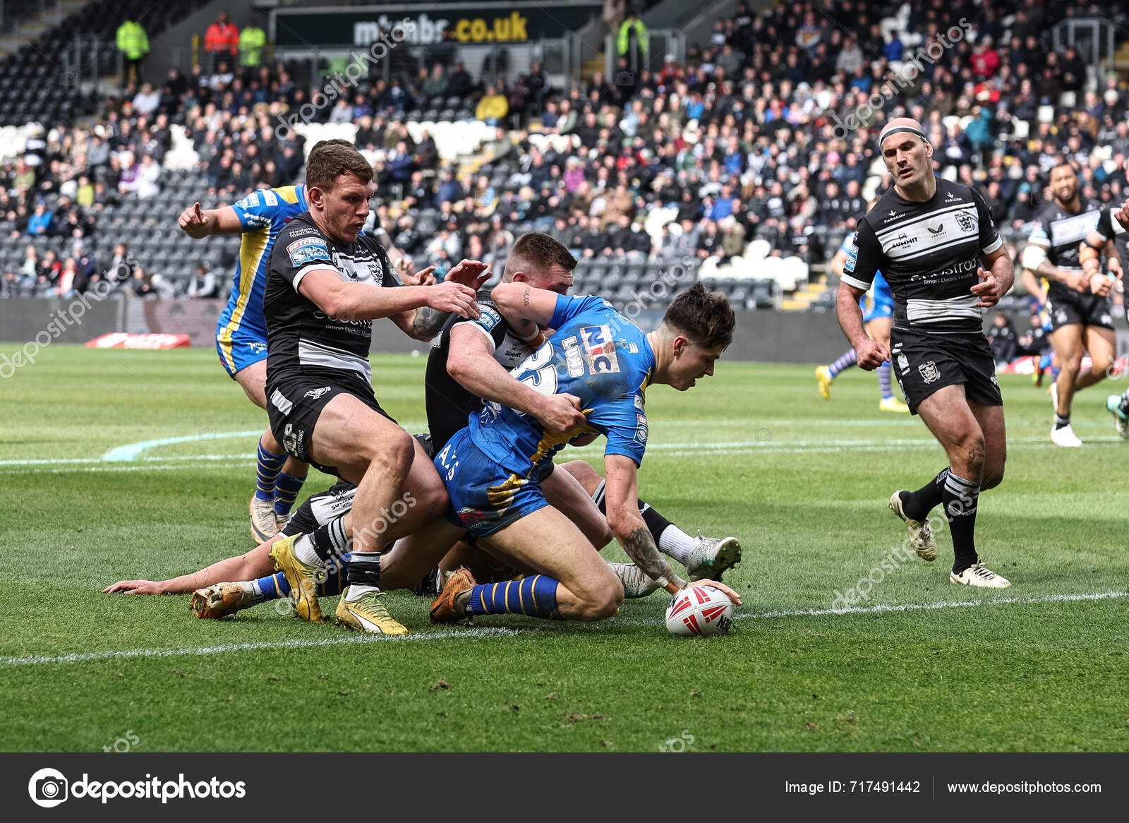 Riley Lumb Leeds Rhinos Acerca Para Intentar Hacerlo Debut Durante ...