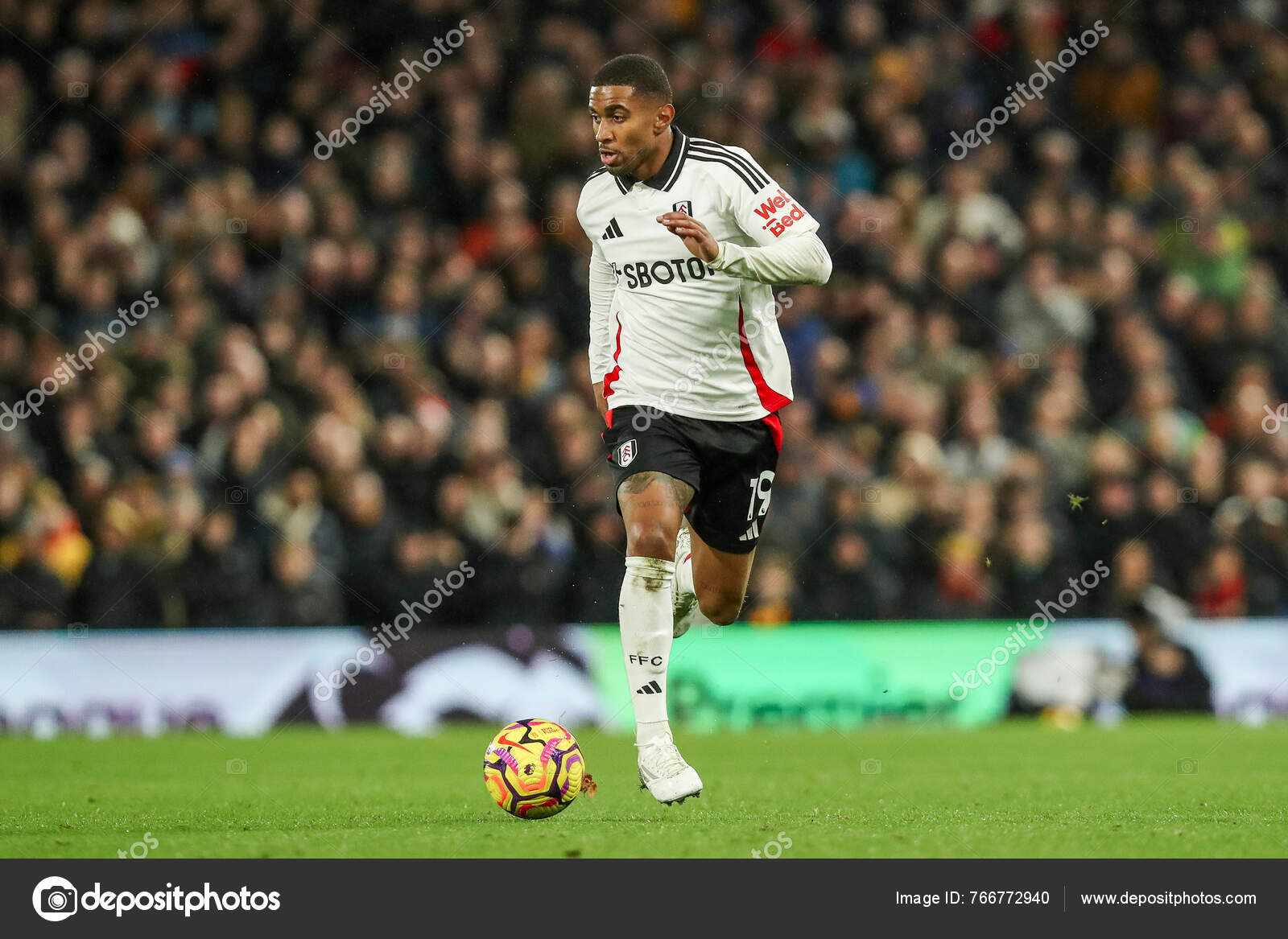 Reiss Nelson Fulham Runs Ball Premier League Match Fulham Wolverhampton ...