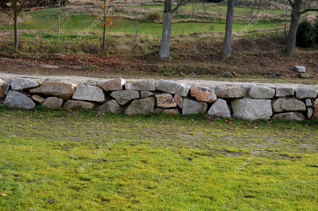 pared seca sirve como una terraza terraza para el jardín, donde tiene ...