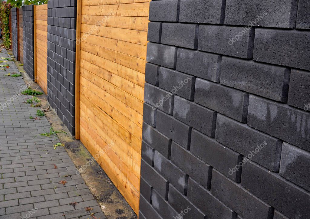 cercado de jardín donde se combinan materiales como madera y bloques ...