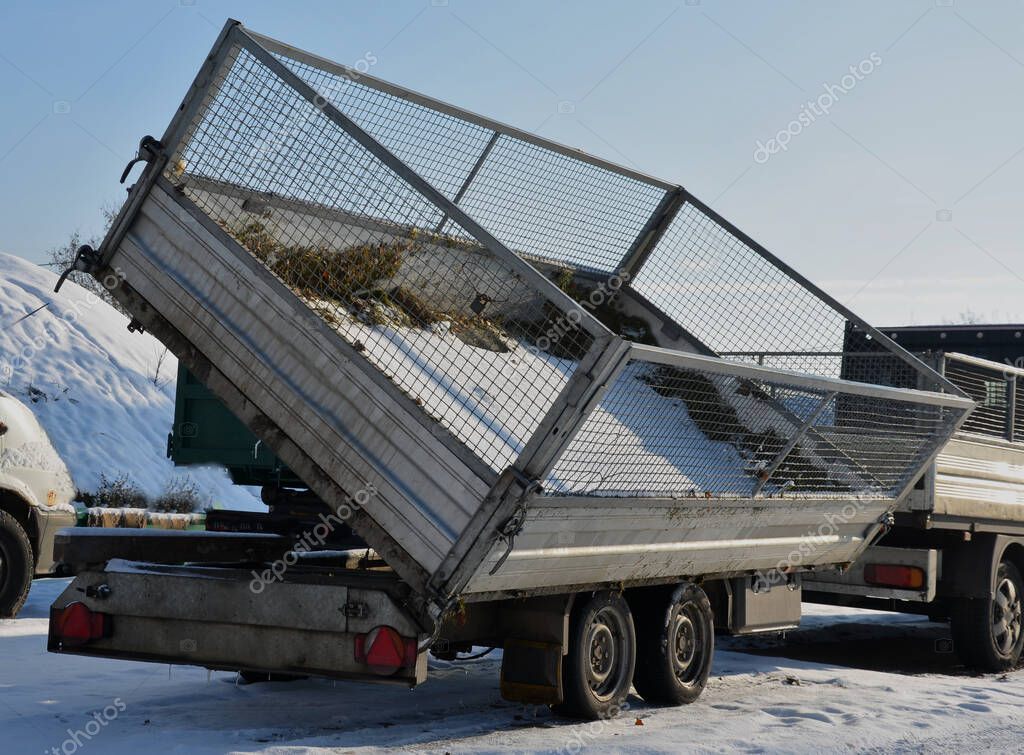 remolque con lados de malla y elevador hidráulico. Inclinación del ...