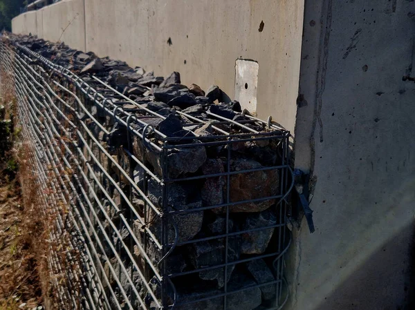 la pared de hormigón antiestético que sostiene la pendiente de la ...