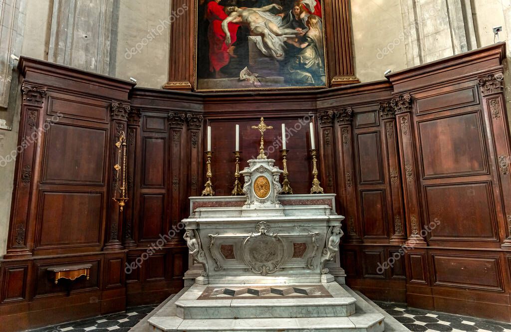 CAMBRAI, PICARDY, FRANCIA, 13 DE JUNIO DE 2024: interiores y detalles arquitect nicos de la ...