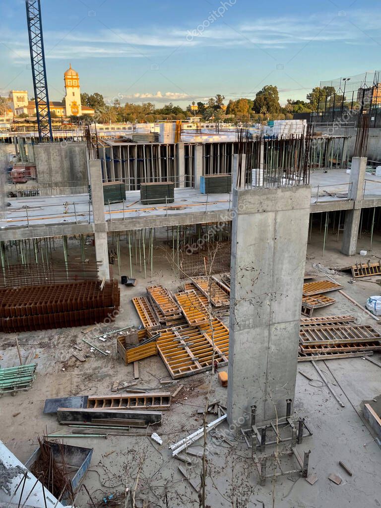 Planta de construcci n con gr as. Trabajos de instalaci n de metal. Construcci n de hormig n sin ...