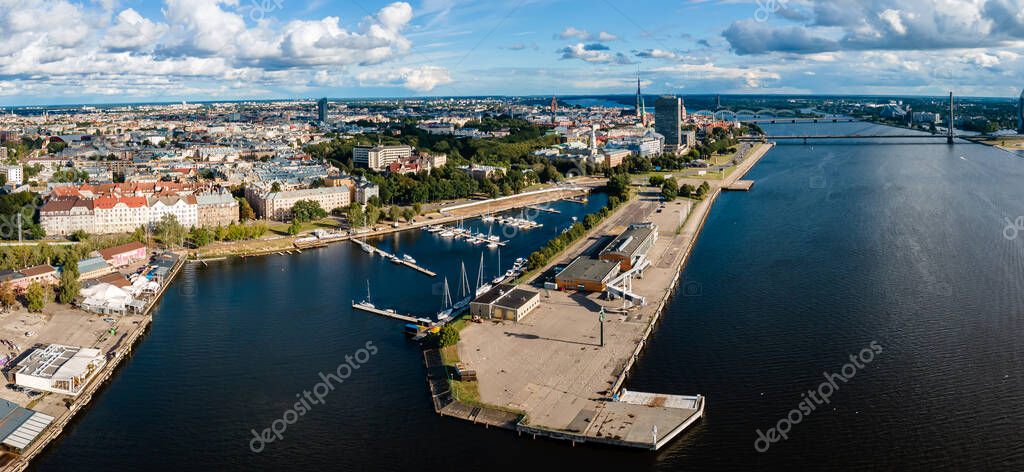 Vista aérea del puerto de Riga y Adrejosta, mostrando la modernidad y ...