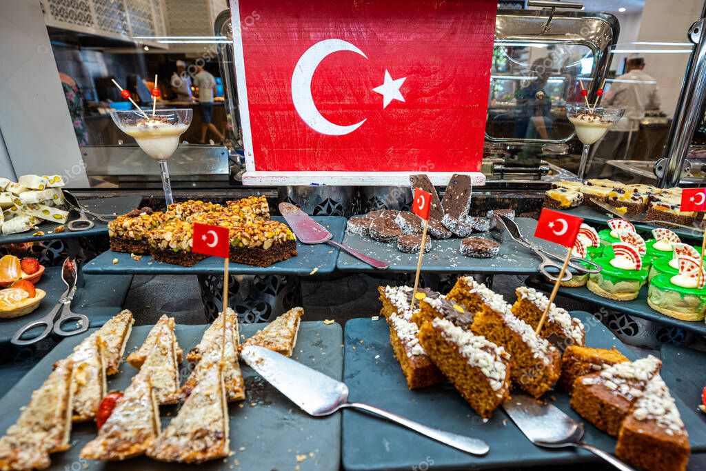 variedad de dulces en exhibición en un hotel turco de lujo, mostrando ...