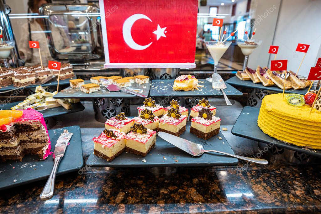 variedad de dulces en exhibición en un hotel turco de lujo, mostrando ...
