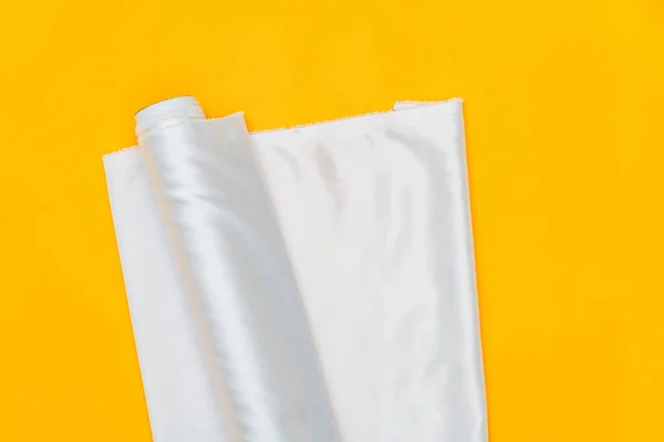 Una maqueta de una imagen de rollo de tela blanca brillante se muestra ...