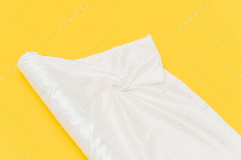 La elegancia de una imagen de rollo de tela blanca brillante para ...