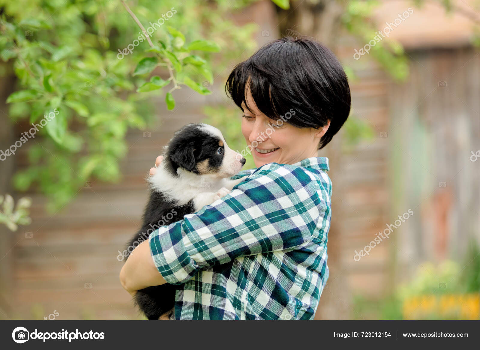 Close Portrait Young Woman Short Brown Hair Hugging — Stock Photo © oov ...