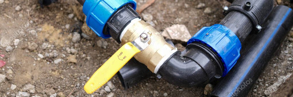 Primer plano del ajuste del codo de los tubos de pvc en curva con grúa ...